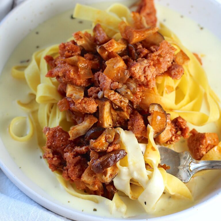 Spicy Sausage Pasta with Parmesan Cream Sauce - Easy Brazilian Food